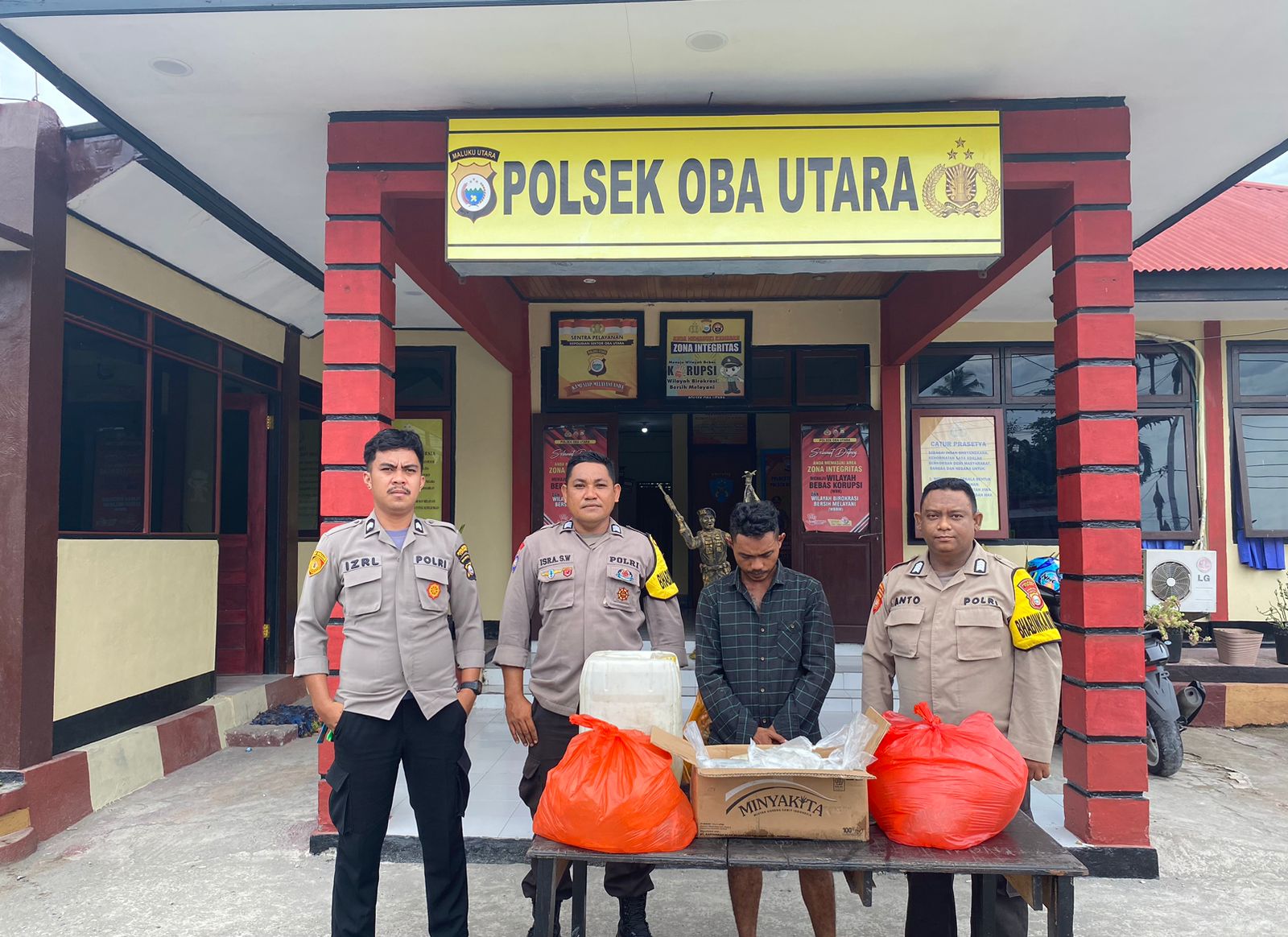 Pengendara Diamankan dengan 120 Botol Miras Cap Tikus di Pos ...
